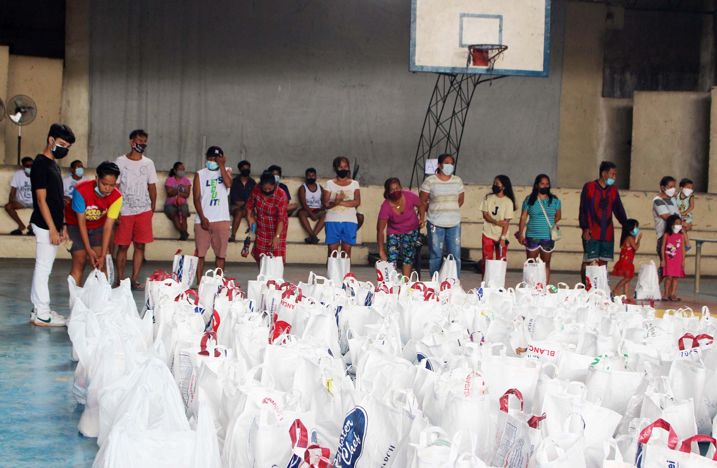Philippines - Distribution of food to the victims of the recent typhoon