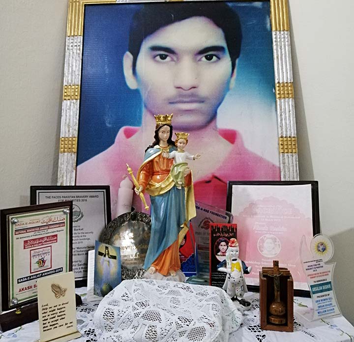 Pakistan – Akash Bashir's family receives statue of Mary Help of ...