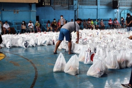 Philippines - Distribution of food to the victims of the recent typhoon