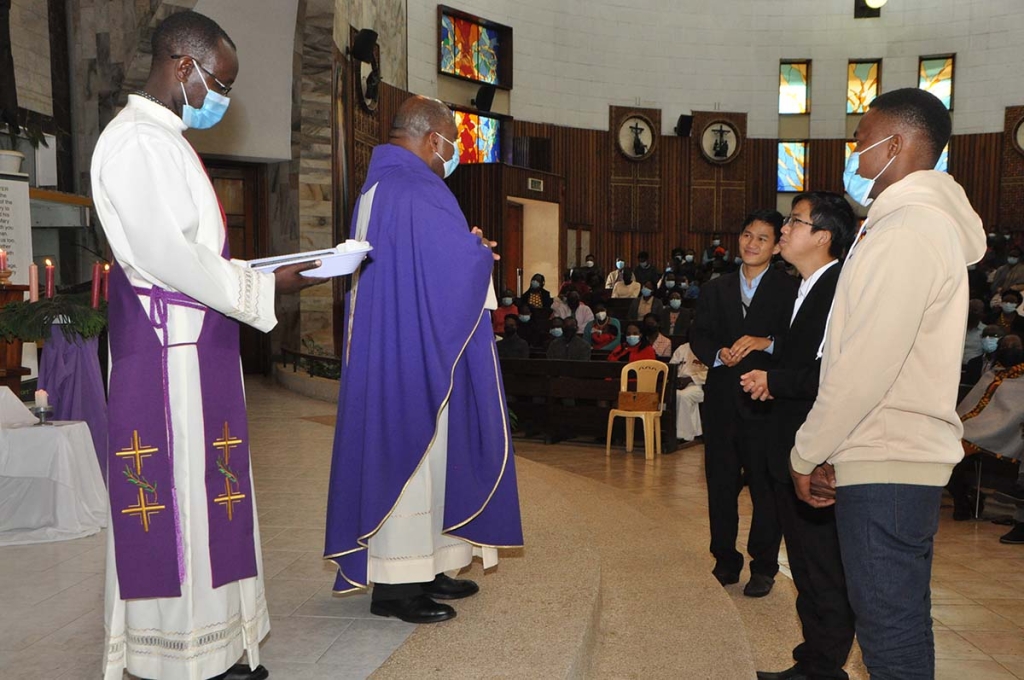 Kenya - Three young Salesians receive the Missionary Cross