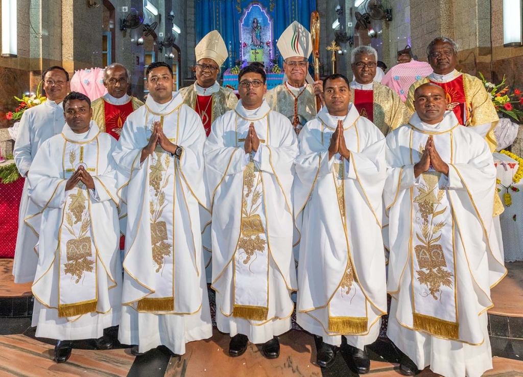 India – El Cardenal Patrick D’Rozario ordena sacerdotes a cinco ...