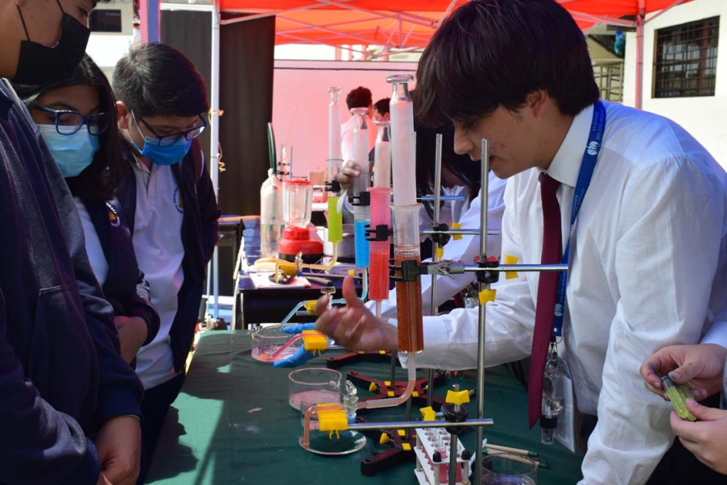 Ecuador - Jóvenes demostraron sus conocimientos en la Feria Educativa ...