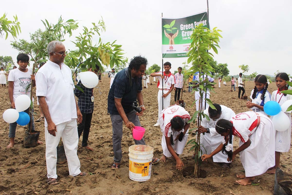 India - Alumnos de la 'Don Bosco School' de Mariapuram plantan árboles ...