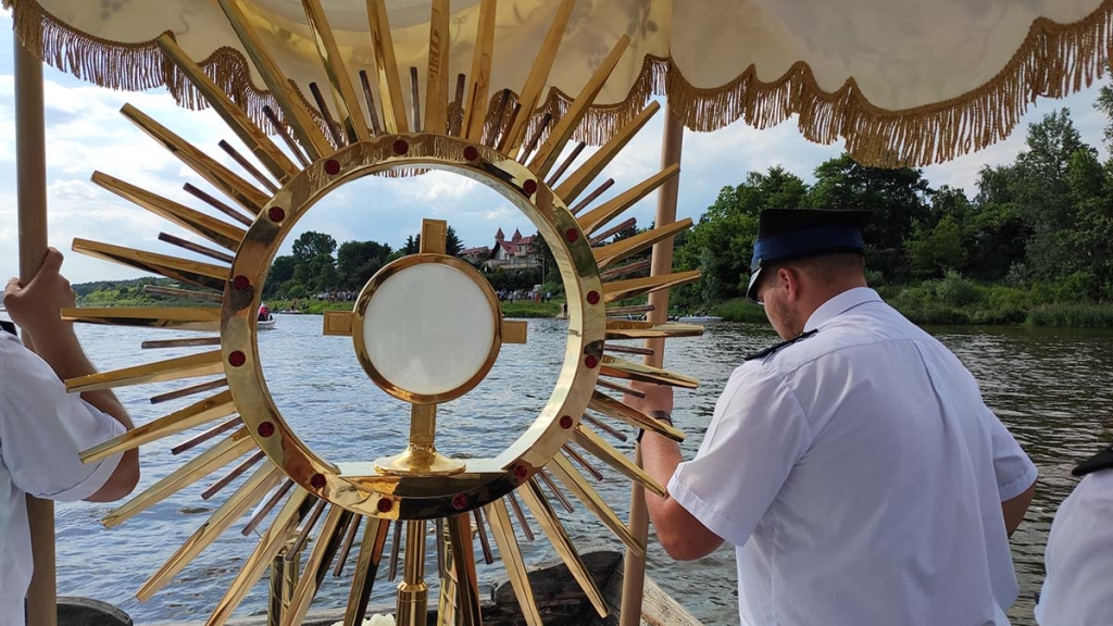Polonia - Procesión Eucarística del Corpus Domini por el río Vístula